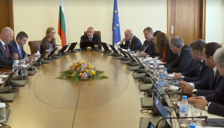 Отпуснаха 4 5 милиона лева за допълнителни възнаграждения на директори на училища и детски