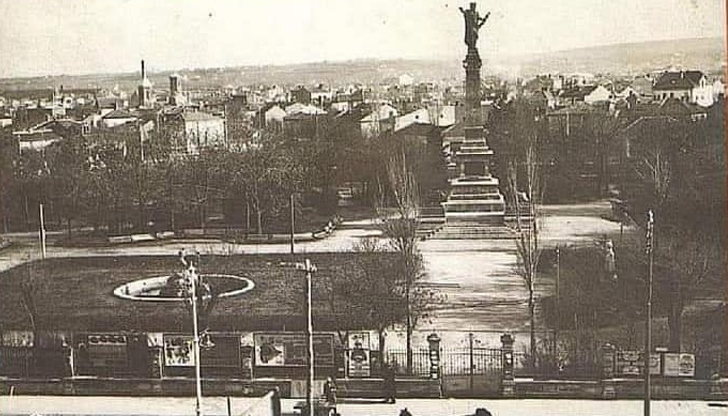 Къде се намира оградата на Градската градина, красила центъра на Русе ...