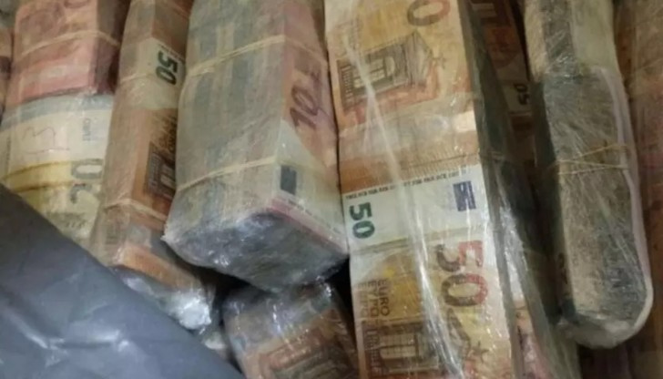 Митничари откриха недекларирана валута за над половин милион лева на ГКПП „Дунав мост“ 2 ...