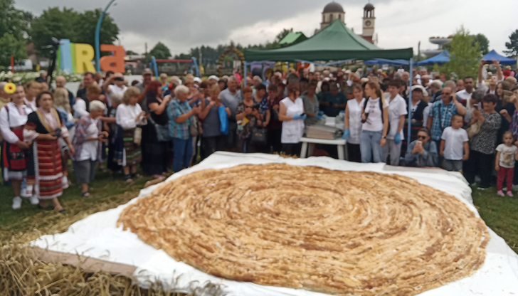 В Бяла поставиха рекорд с най-голямата вита баница - DUNAVMOST.com