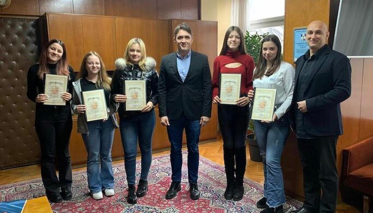 Ученички върнаха изгубен портфейл в Бургас