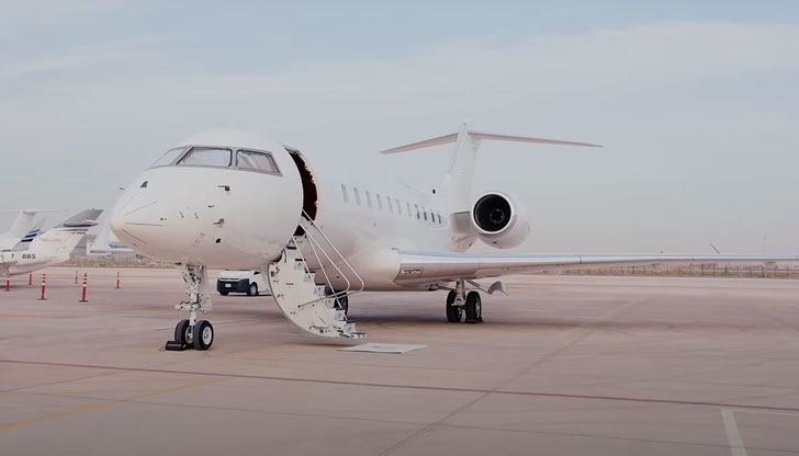 Частен съдебен изпълнител продава самолет на Васил Божков